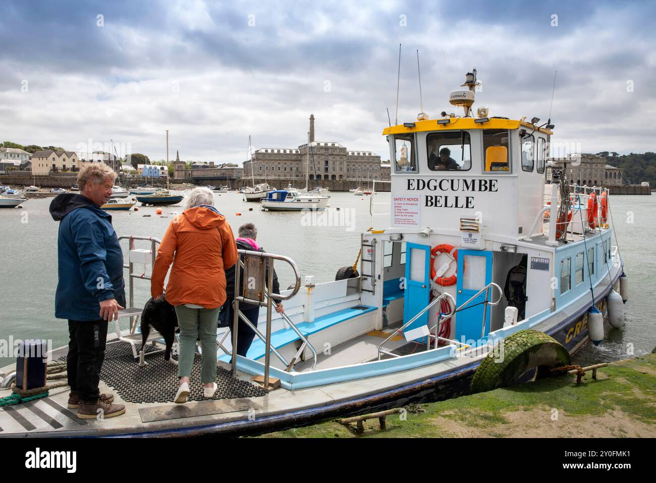 UK, England, Devon, Plymouth, Stonehouse, passengers boarding Cremyll ...