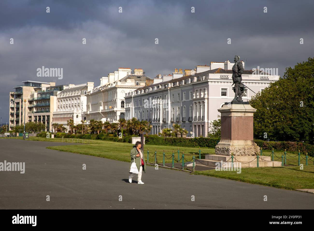 UK, England, Devon, Plymouth, Hoe, Francis Drake memorial and elegant ...