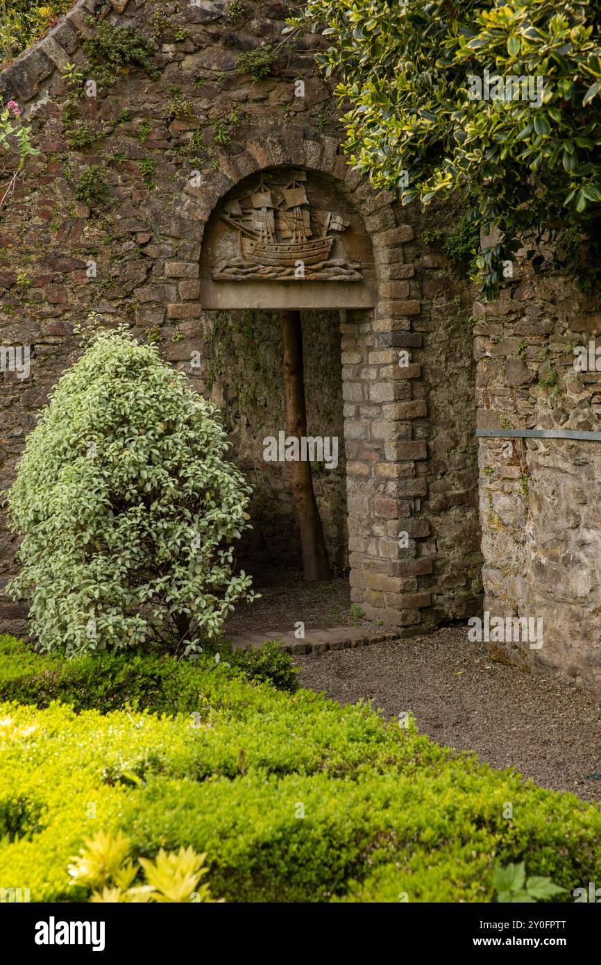 UK, England, Devon, Plymouth, Barbican, New Street, Elizabethan Gardens ...