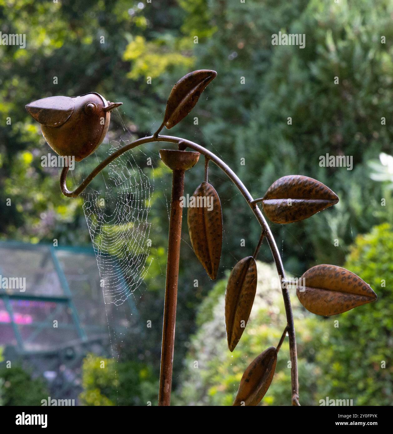 Decorative metal birds hi-res stock photography and images - Alamy