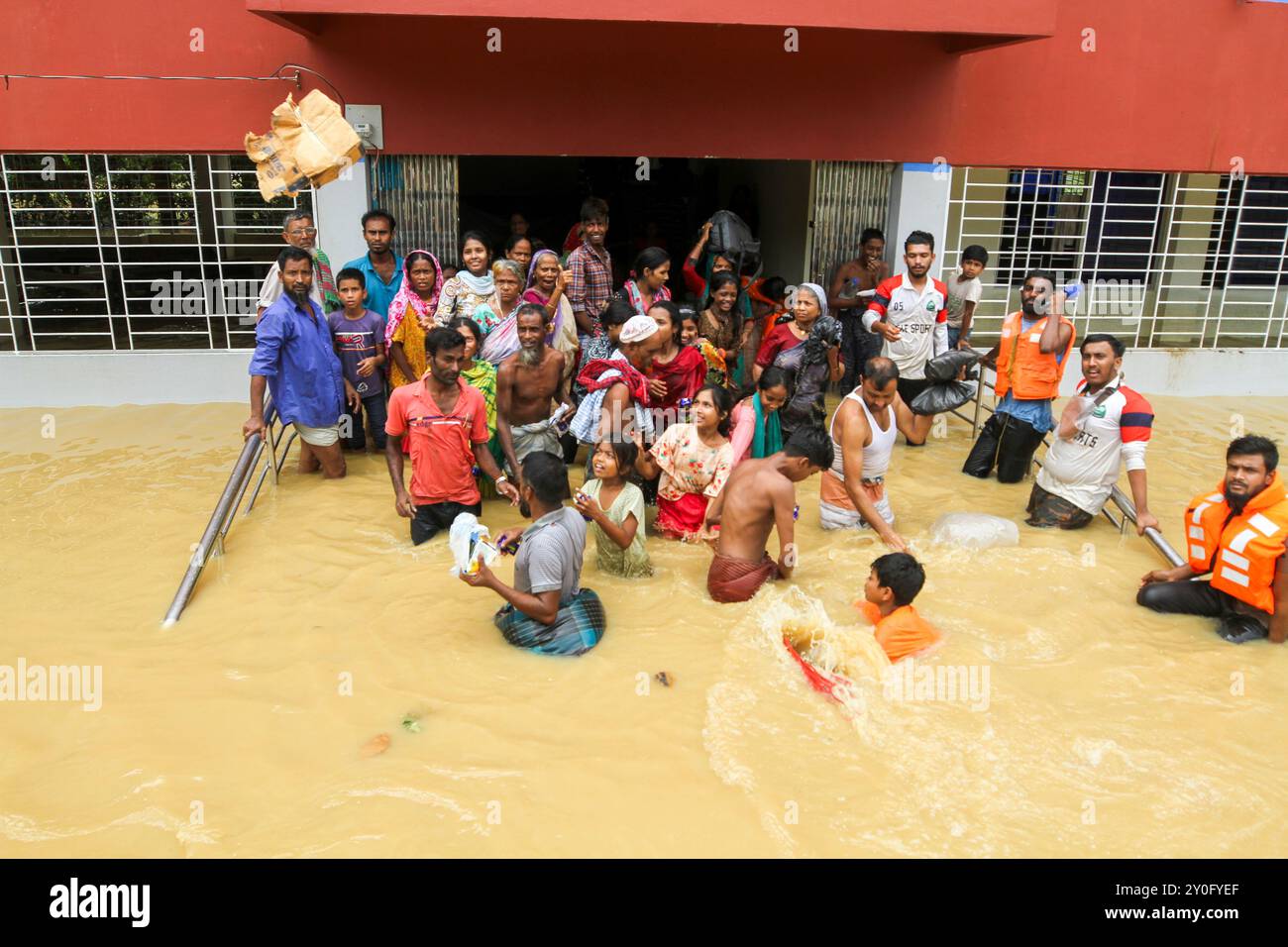 Flood affected people at Feni, Bangladesh Stock Photo - Alamy