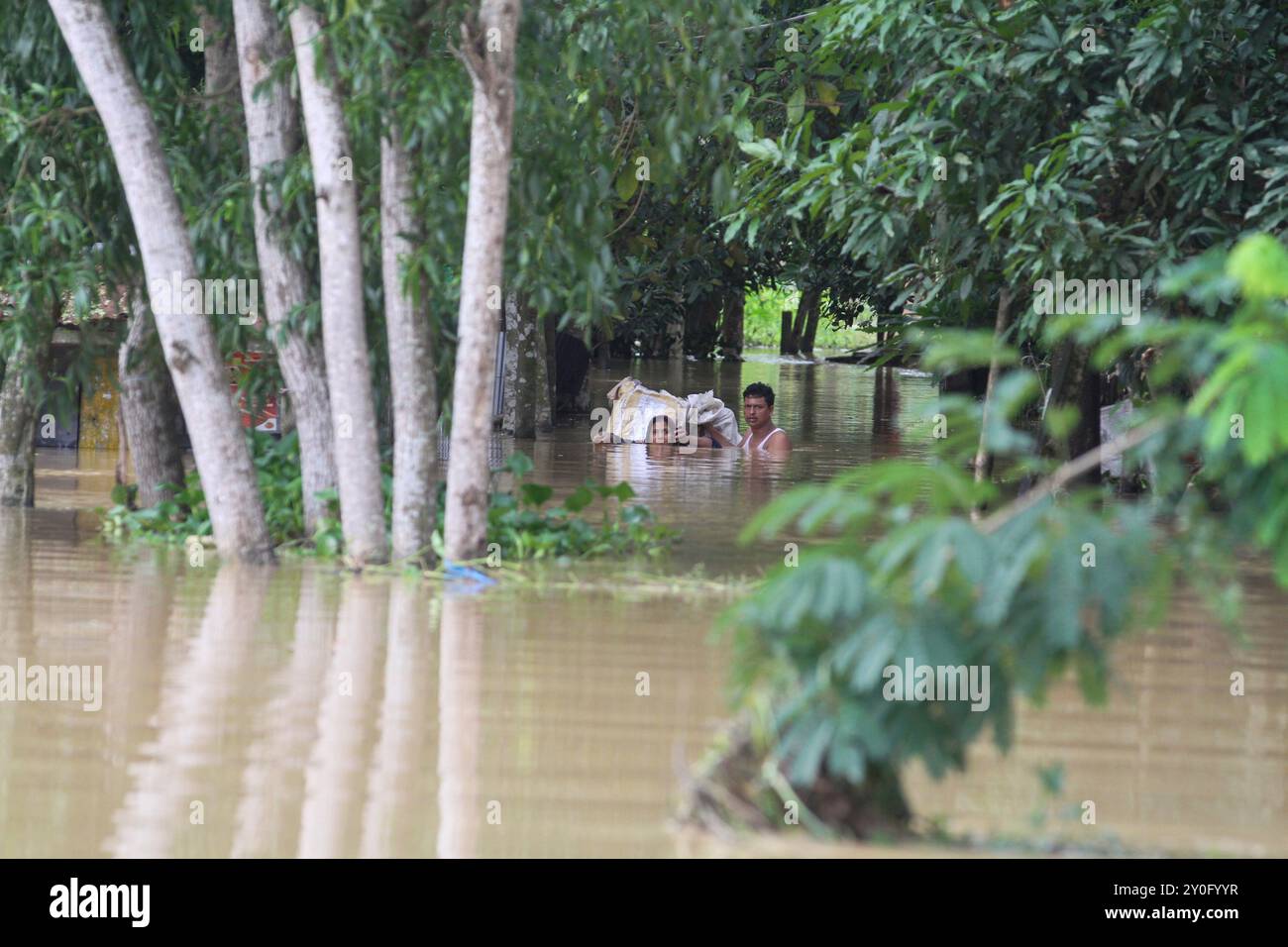Flood affected people at Feni, Bangladesh Stock Photo - Alamy