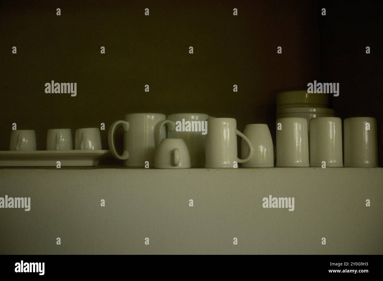 White ceramic mugs on shelves hi-res stock photography and images - Alamy