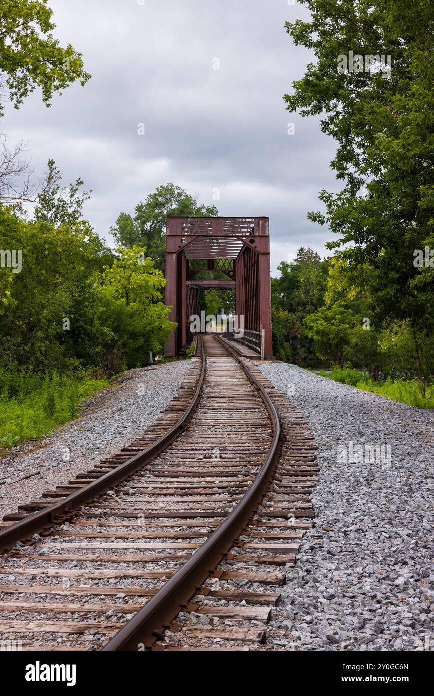 A railroad track leading to an old railroad bridge Stock Photo - Alamy