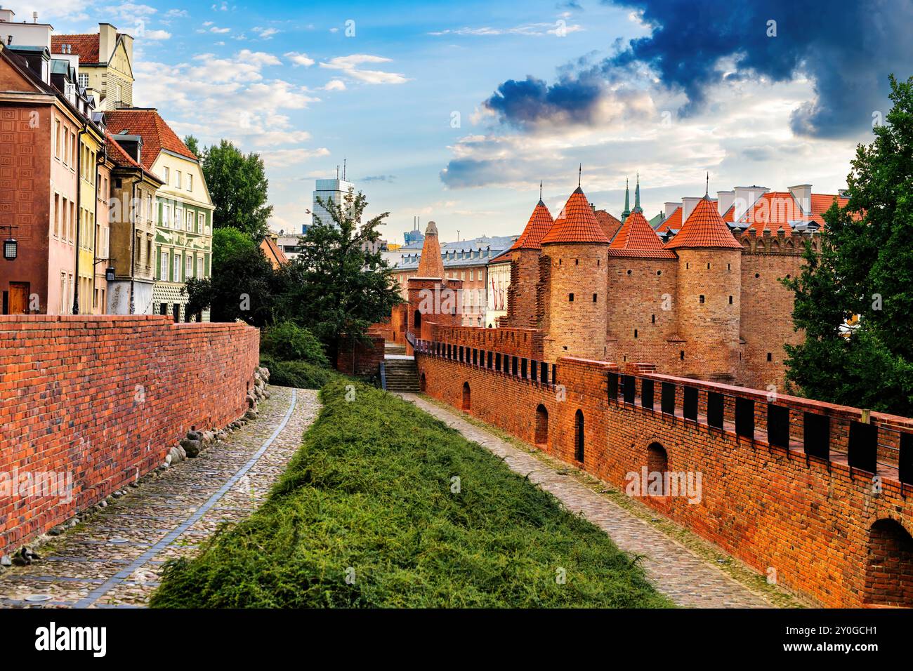 Part wall old castle hi-res stock photography and images - Alamy