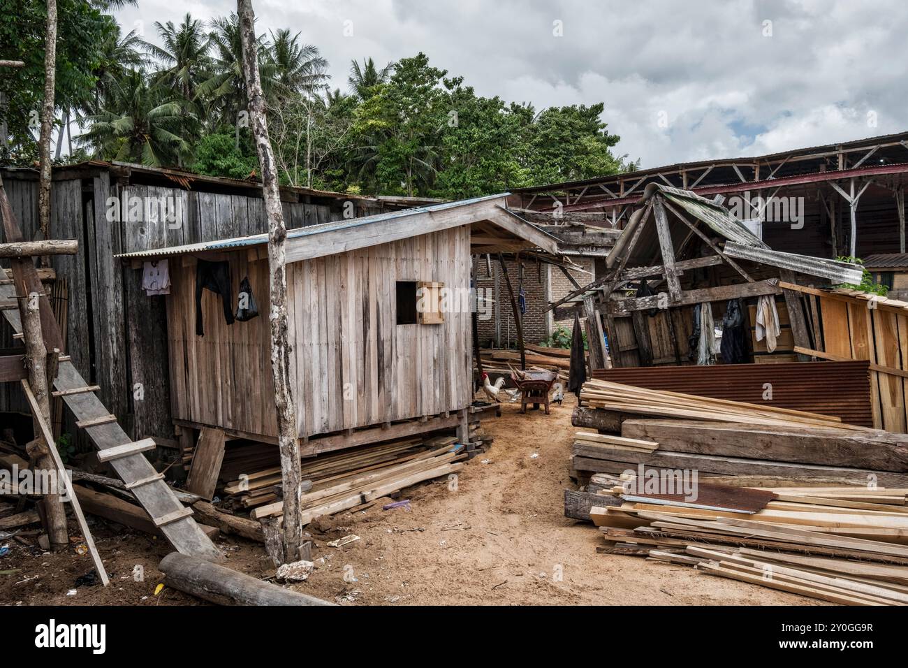 Indonesia phinisi boat construction hi-res stock photography and images ...
