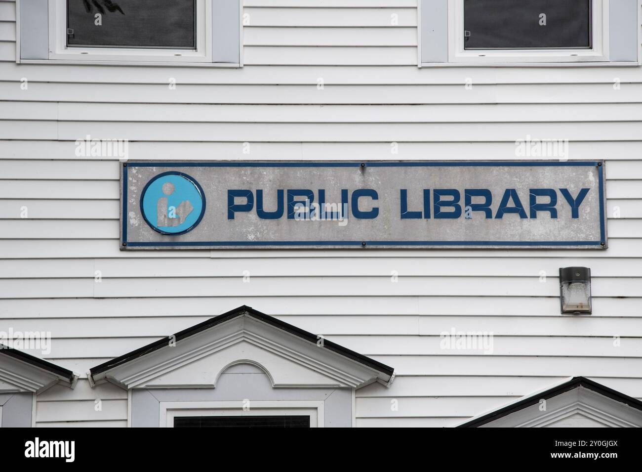 Public library sign entrance hi-res stock photography and images - Alamy