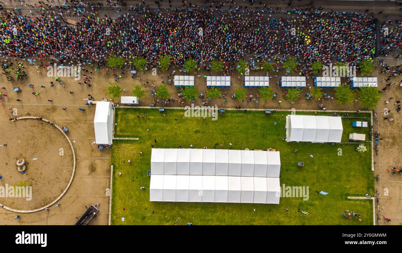 Marathon running race, aerial view of start and finish line with many ...