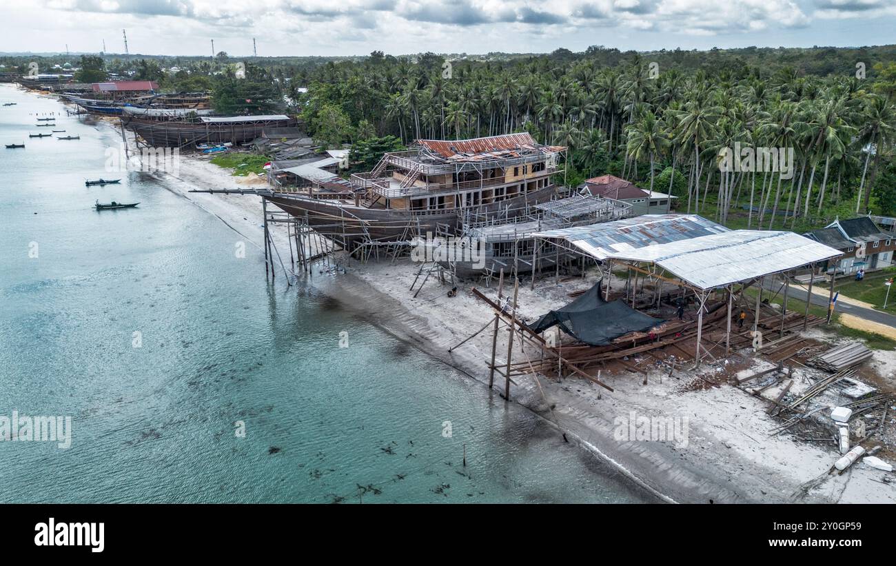 Phinisi wood boats hi-res stock photography and images - Alamy