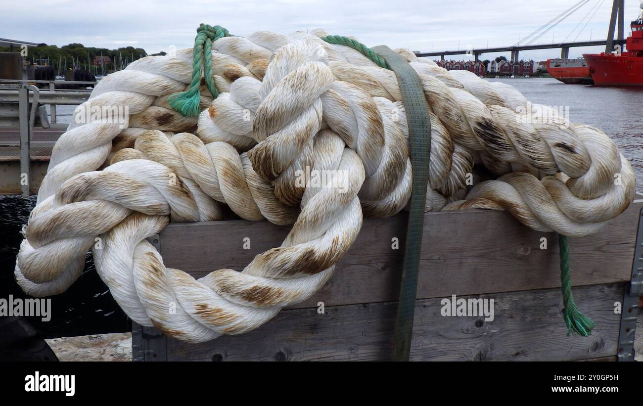 Heavy box with a rope hi-res stock photography and images - Alamy