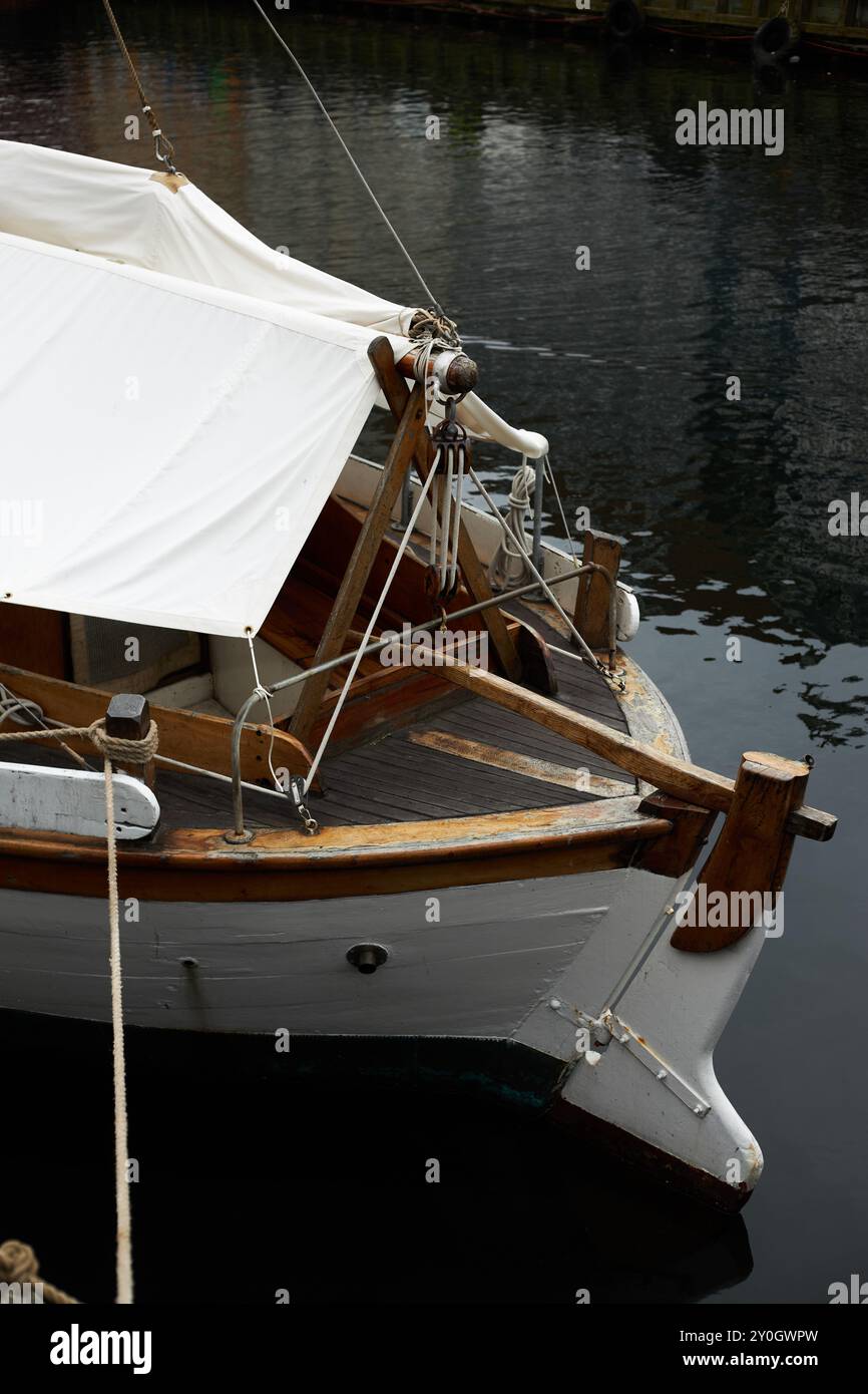 Details of the sailing yacht with ropes, knots and wood plank on deck ...