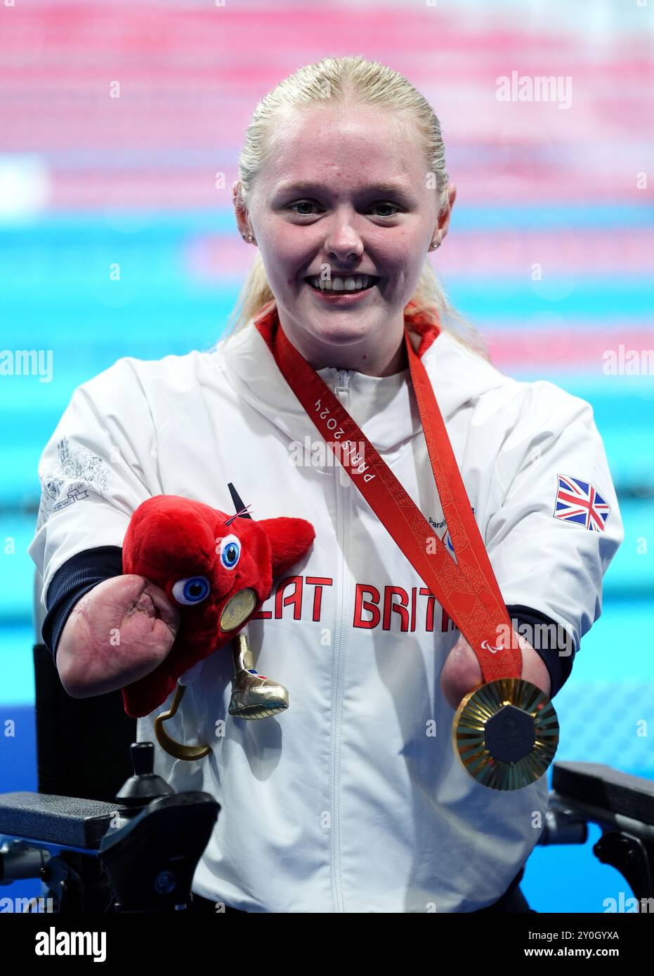 Great Britain's Ellie Challis with her gold medal following the Women's ...