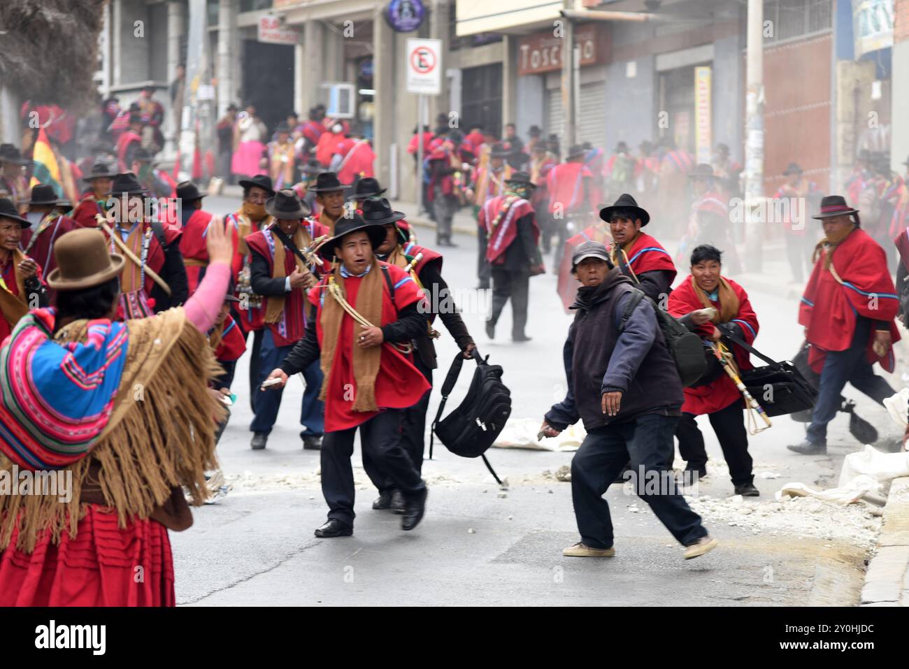 Ponchos Rojos de las veinte provincias del departamento de La Paz se ...