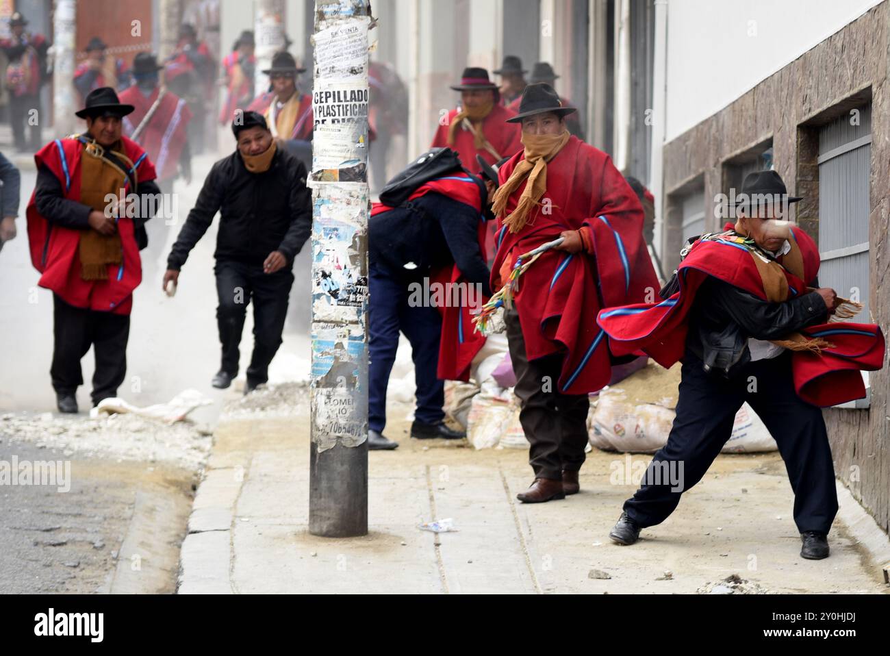 Ponchos Rojos de las veinte provincias del departamento de La Paz se ...