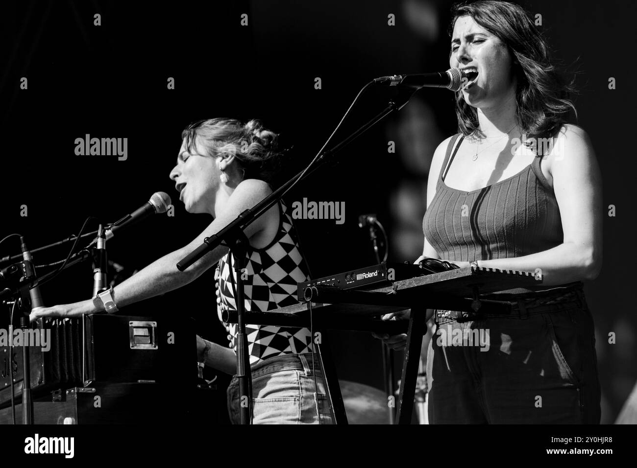 JOHNNY FLYNN, CONCERT, 2024: Lillie Flynn (left) sister of actor and ...
