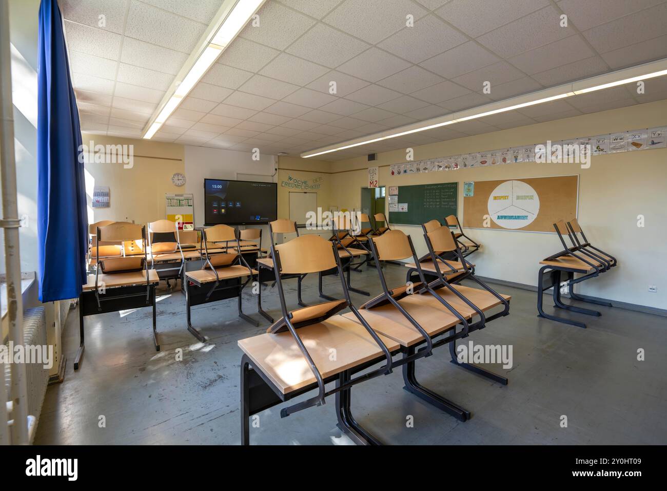School desks hi-res stock photography and images - Alamy