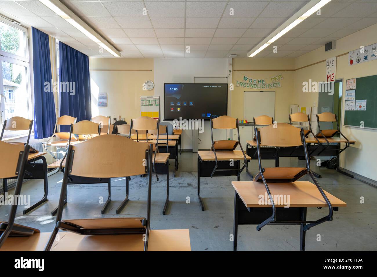 empty classroom of a school Stock Photo - Alamy
