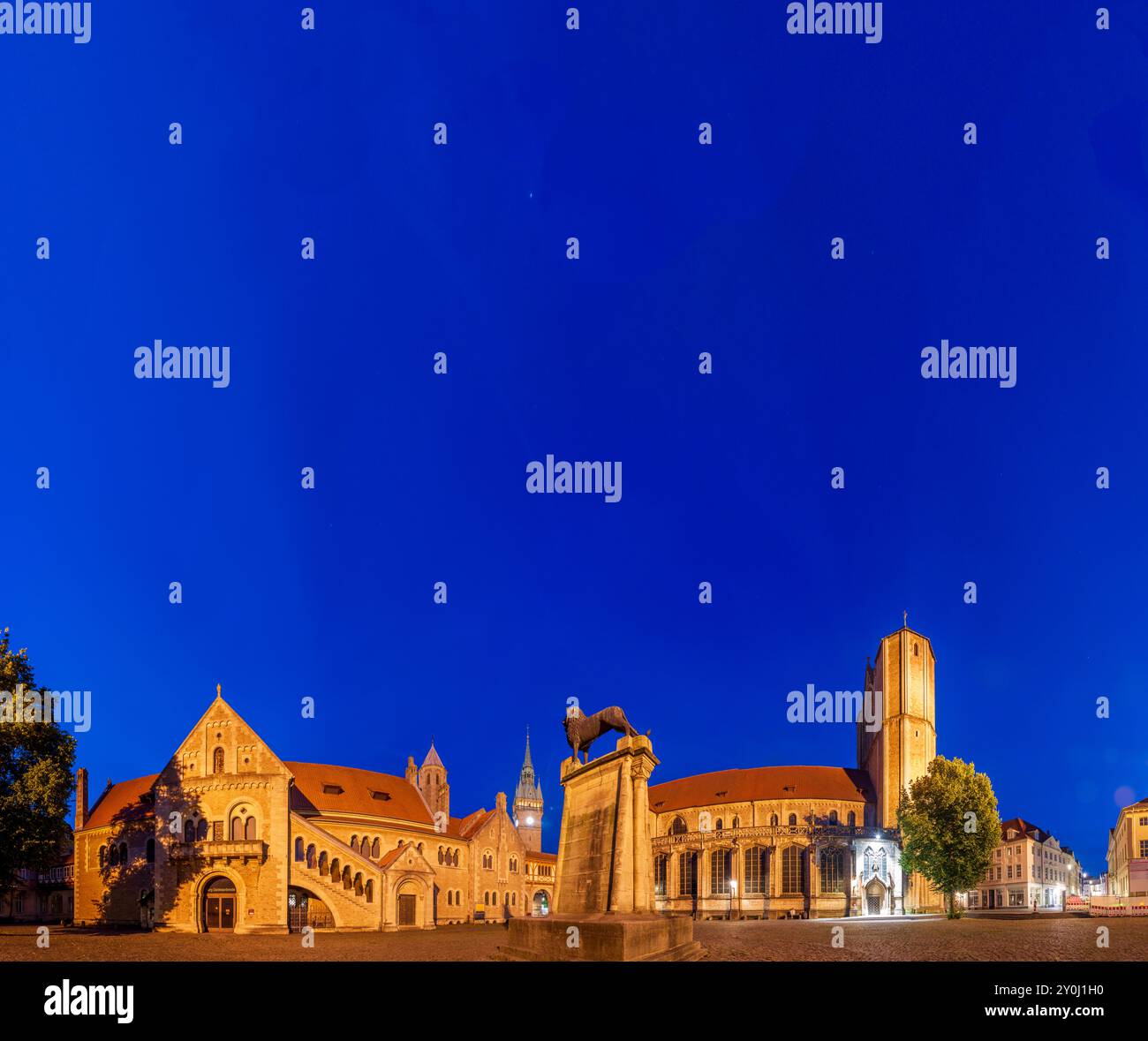 Braunschweig, Brunswick: square Burgplatz, Dankwarderode Castle, Town ...