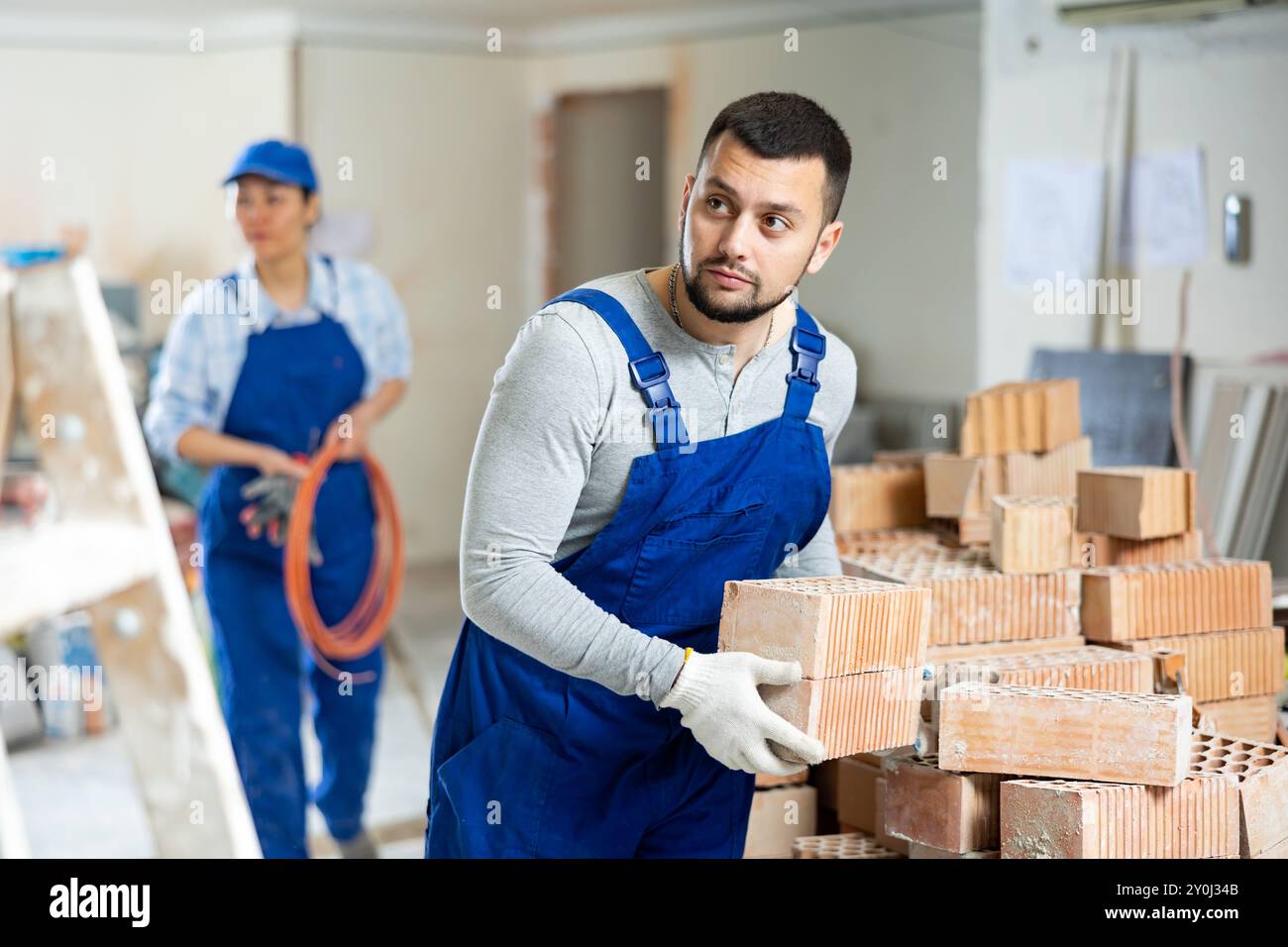 Mason carrying bricks hi-res stock photography and images - Alamy