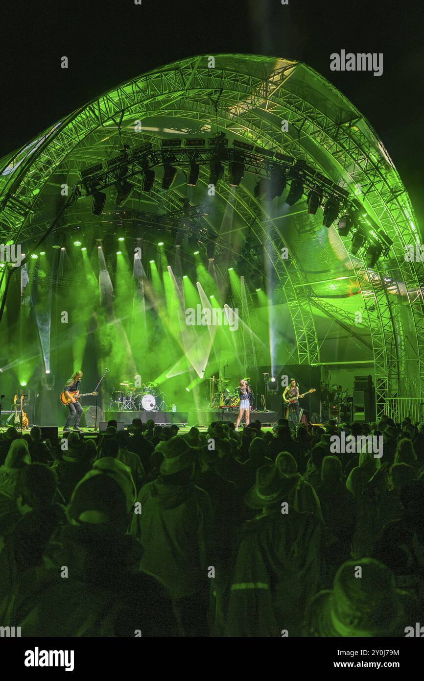 Concert front view stage crowded hi-res stock photography and images ...