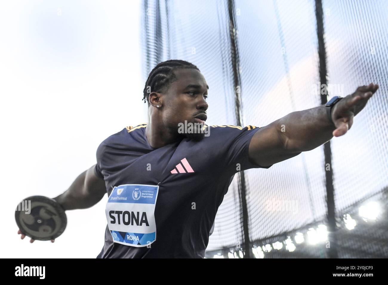 Athlete discus throw athletics discus hi-res stock photography and ...