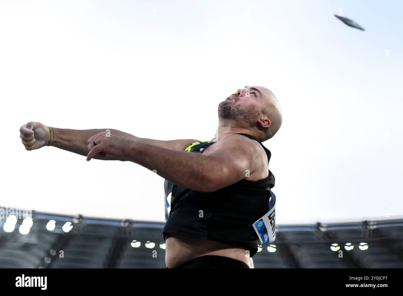 Athlete discus throw athletics discus hi-res stock photography and ...