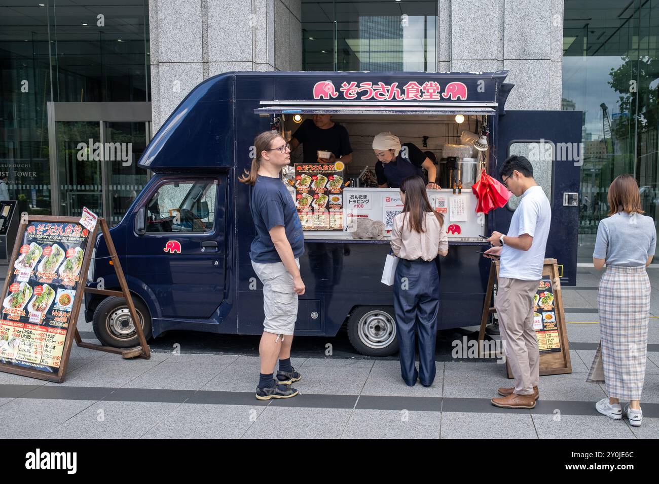 Food Truck in Tokyo japan Stock Photo - Alamy
