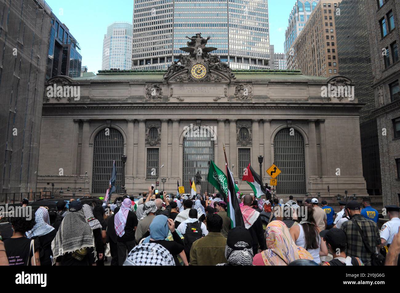 Pro-Palestine demonstrators march towards Grand Central Terminal while ...