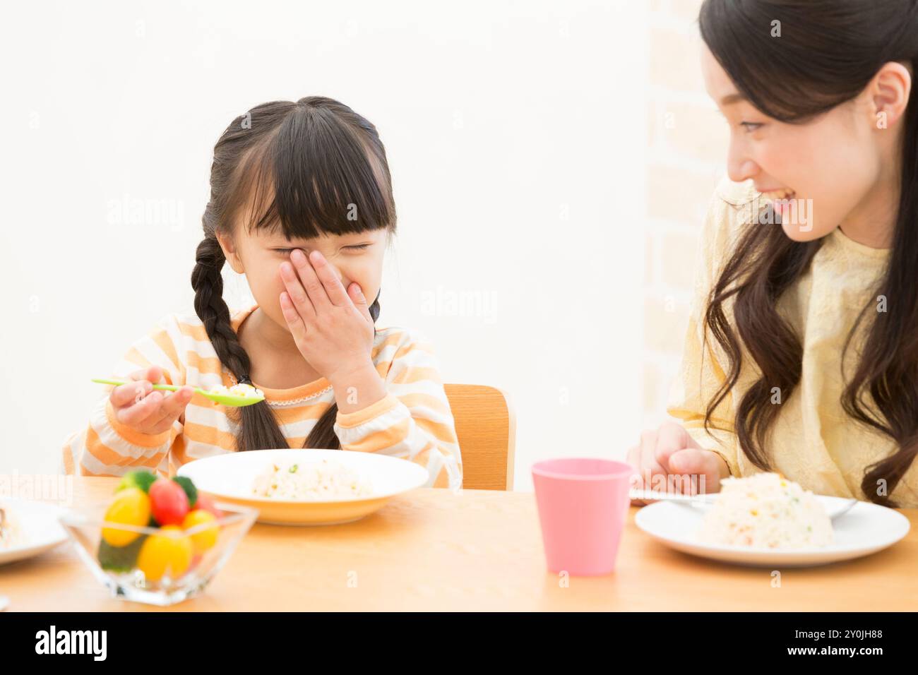 Parent and child eating Stock Photo - Alamy