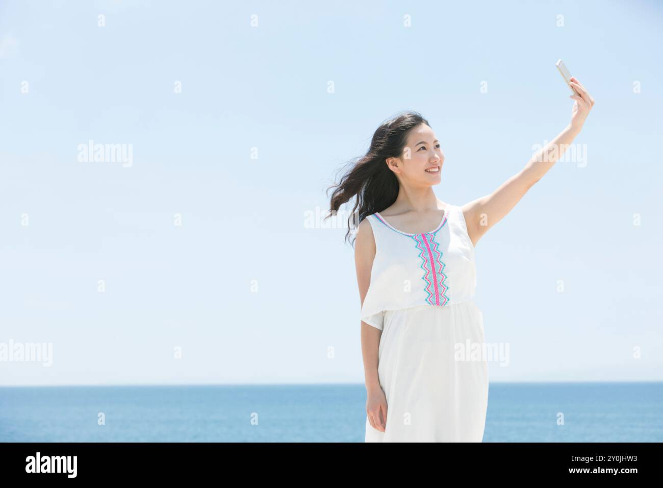 Solo woman taking mobile hi-res stock photography and images - Alamy