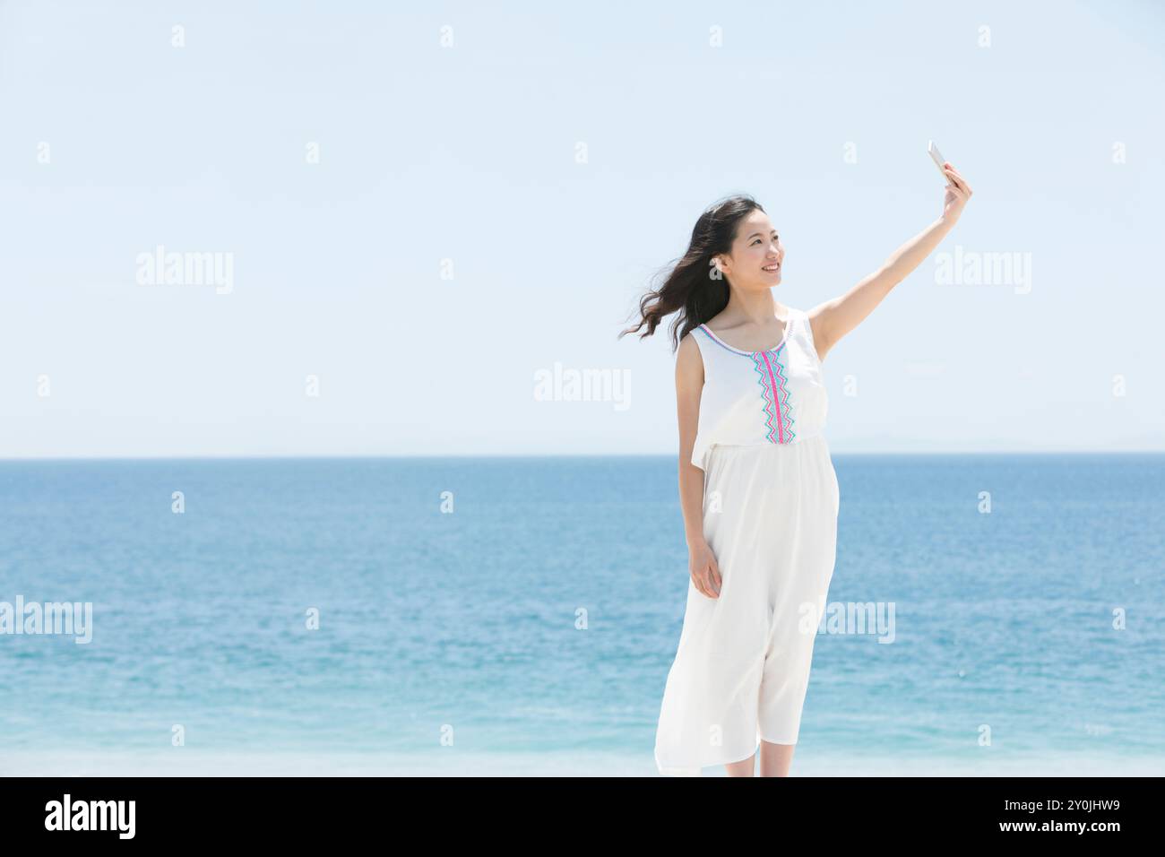 Solo woman taking mobile hi-res stock photography and images - Alamy