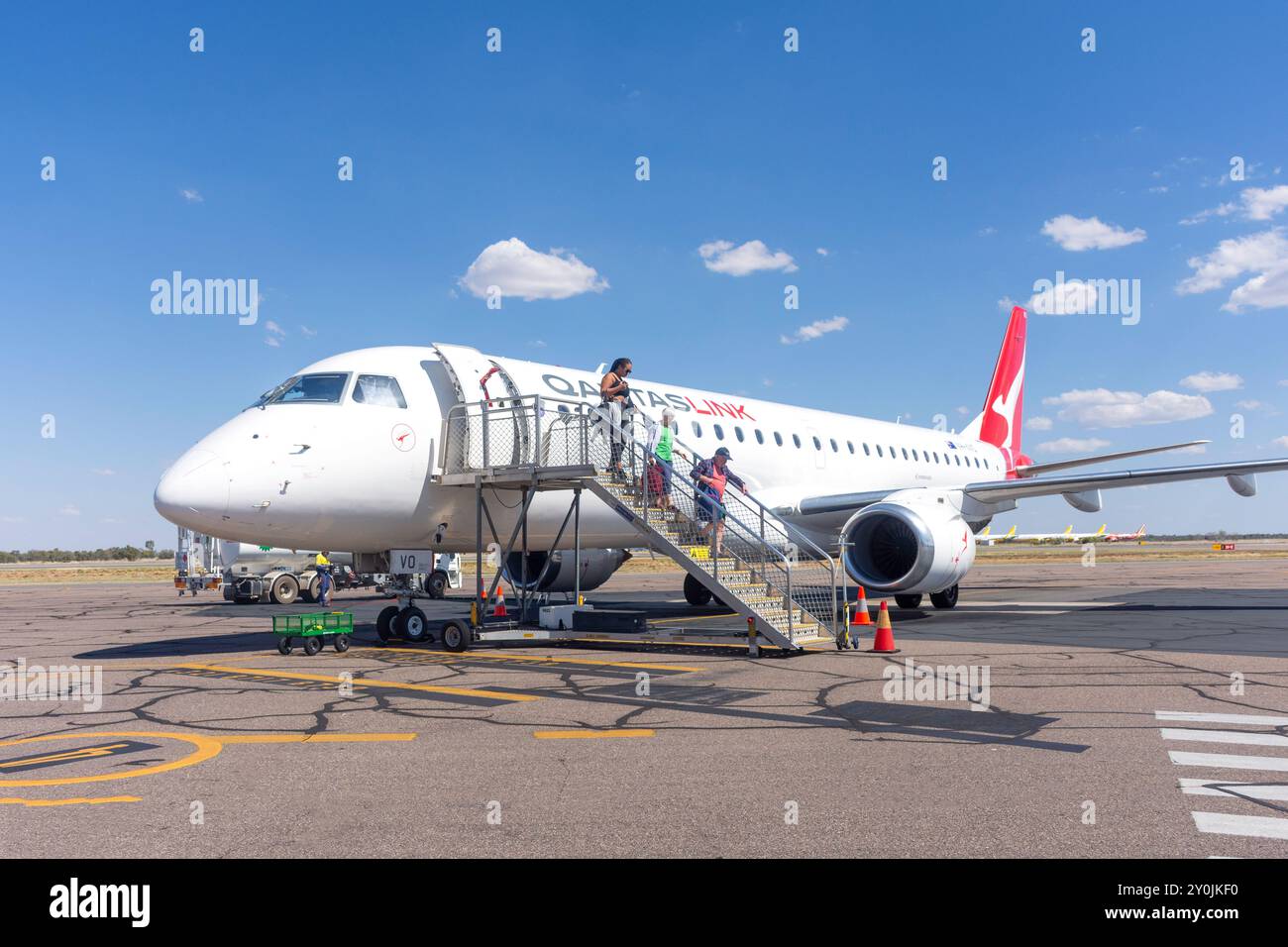 Passengers disembarking Qantas Link Boeing 737 aircraft at Alice ...