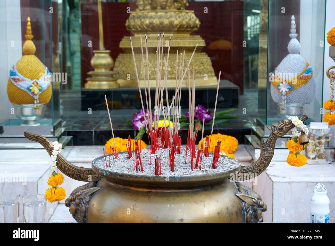 Theravada Buddhist worship Stock Photo - Alamy