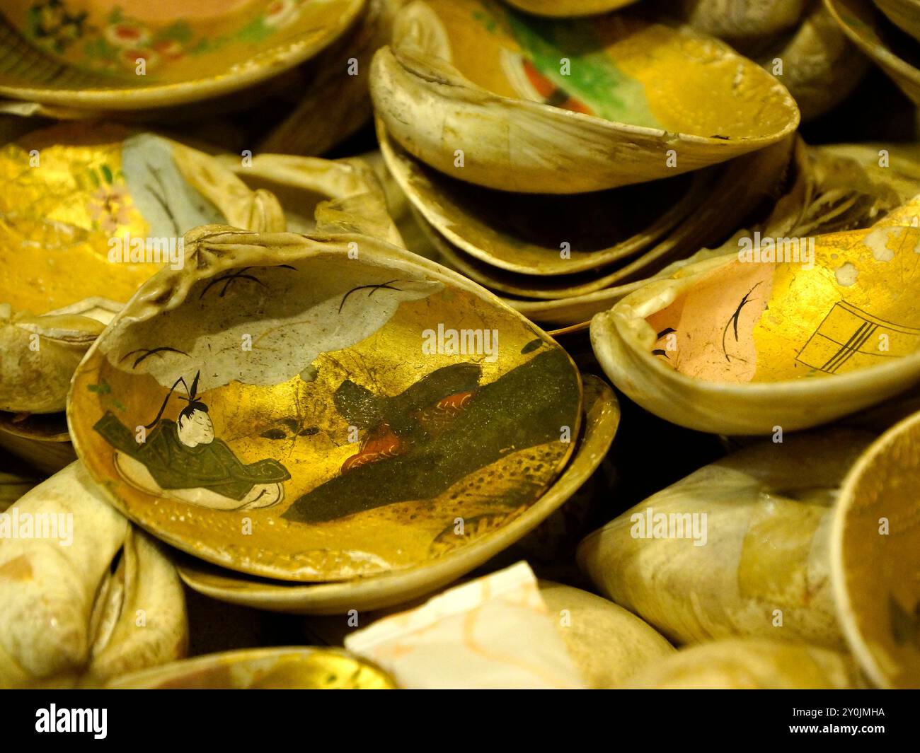 Shellmatching game popular with court aristocrats during the Heian ...