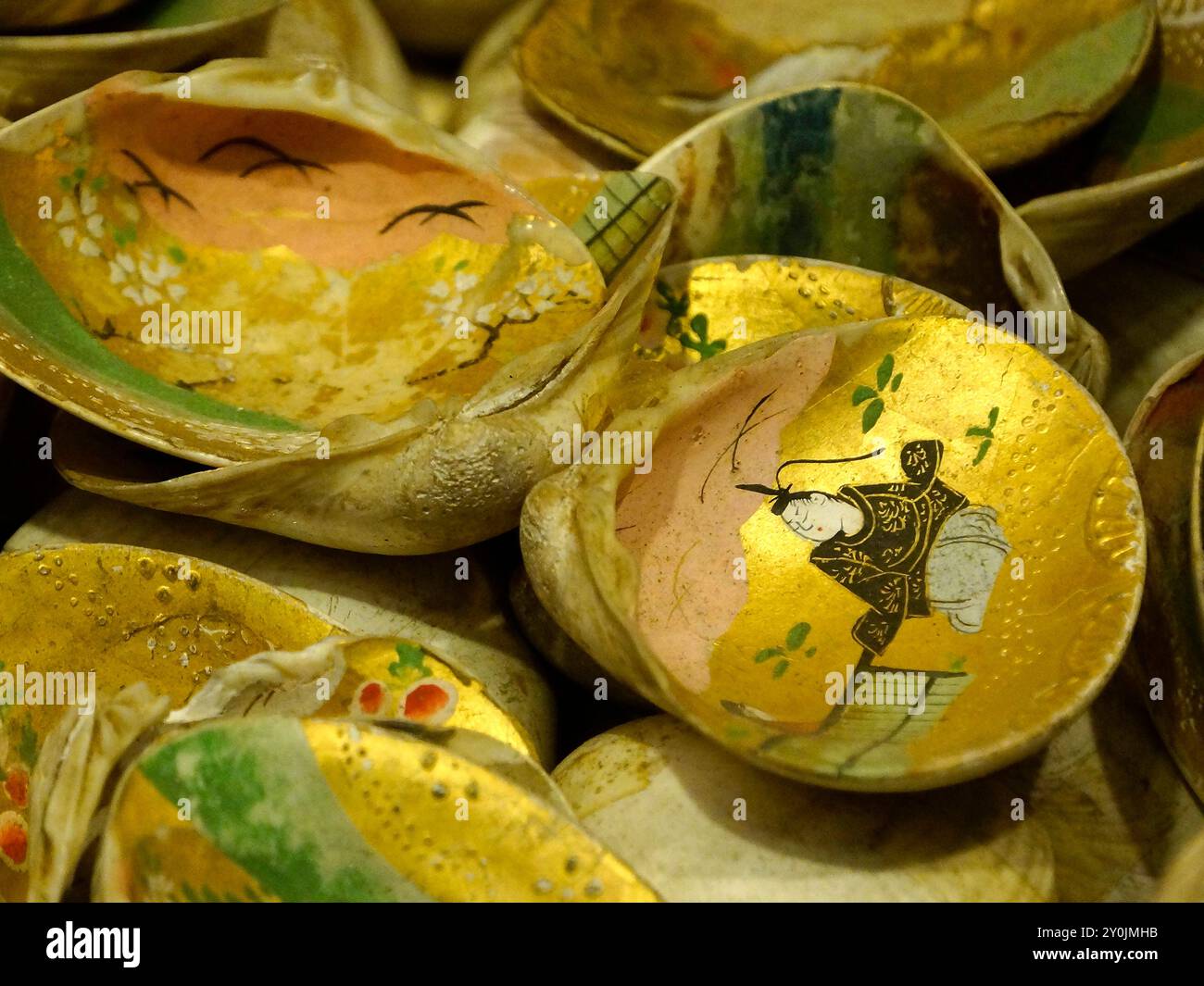Shellmatching game popular with court aristocrats during the Heian ...