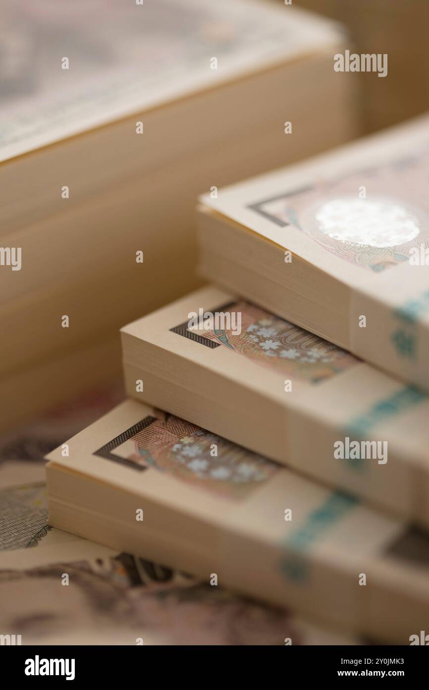 Wad of ten thousand yen notes Stock Photo - Alamy