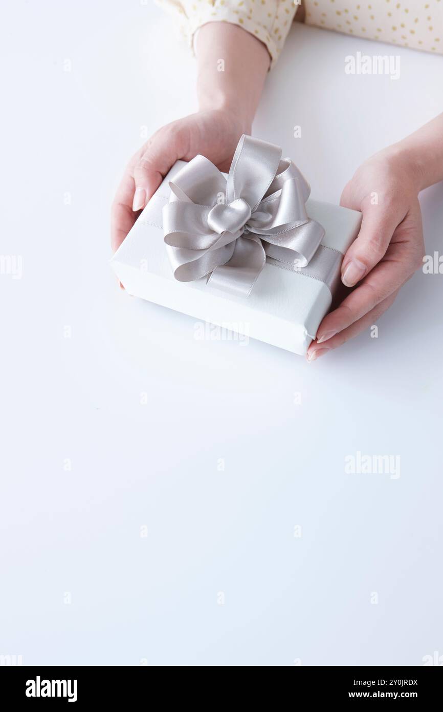 Female hand gift box hi-res stock photography and images - Alamy