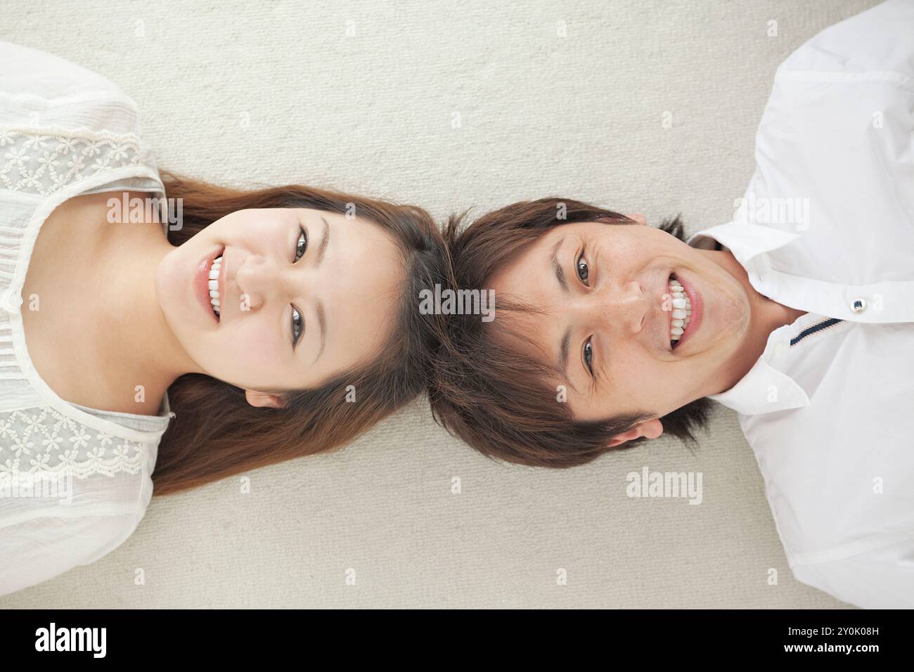 Japanese couple smiling Stock Photo - Alamy