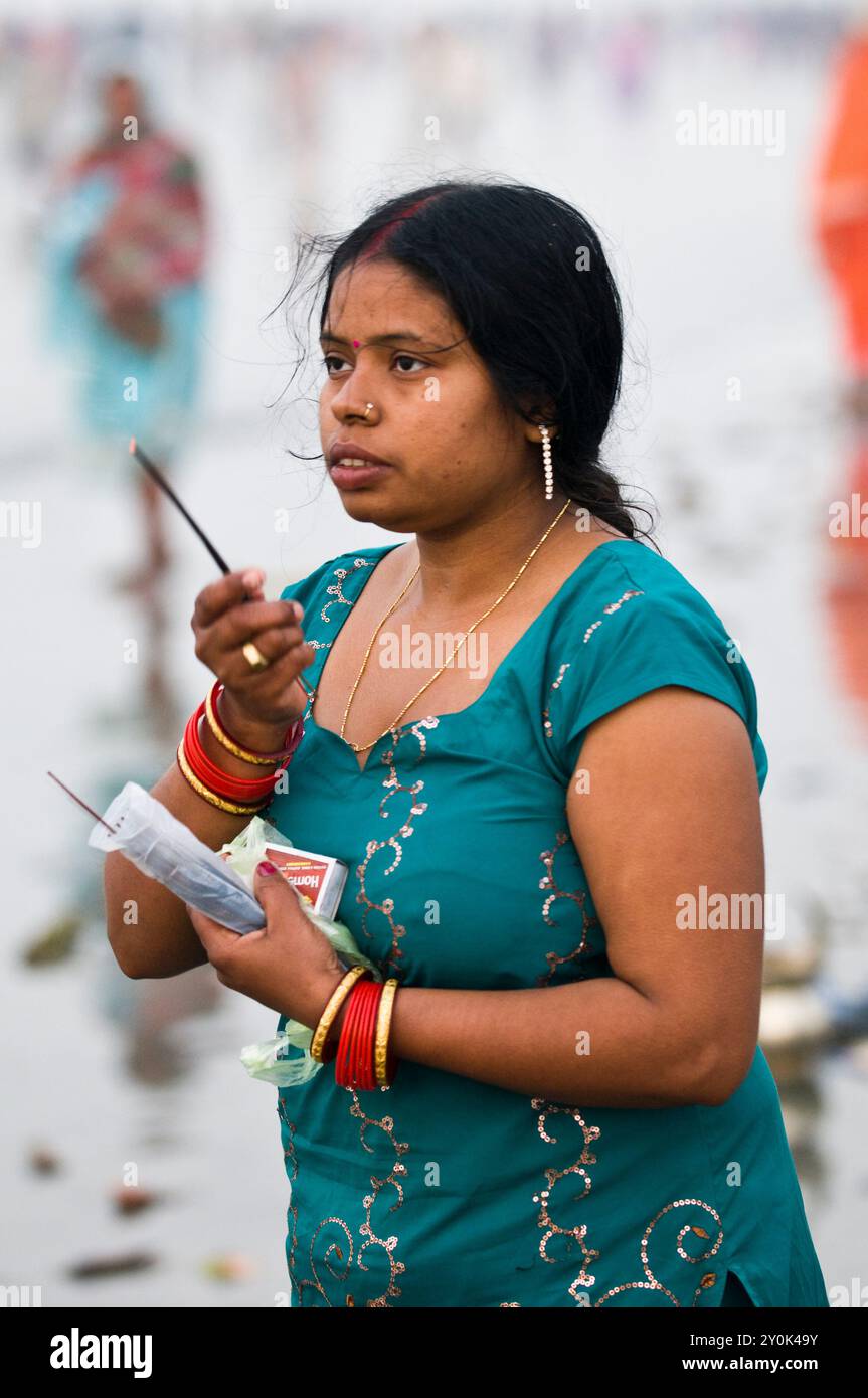 Indian women perform a puja by the holy Ganga water at Gangasagar, West Bengal, India Stock ...
