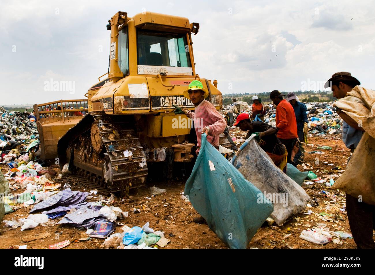 workers in the big garbage dump near Brasilia Stock Photo - Alamy