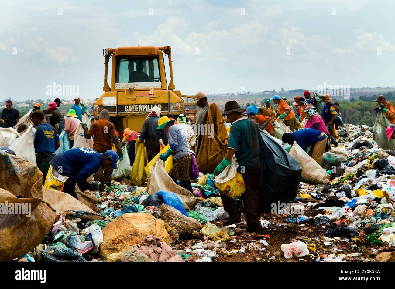 workers in the big garbage dump near Brasilia Stock Photo - Alamy