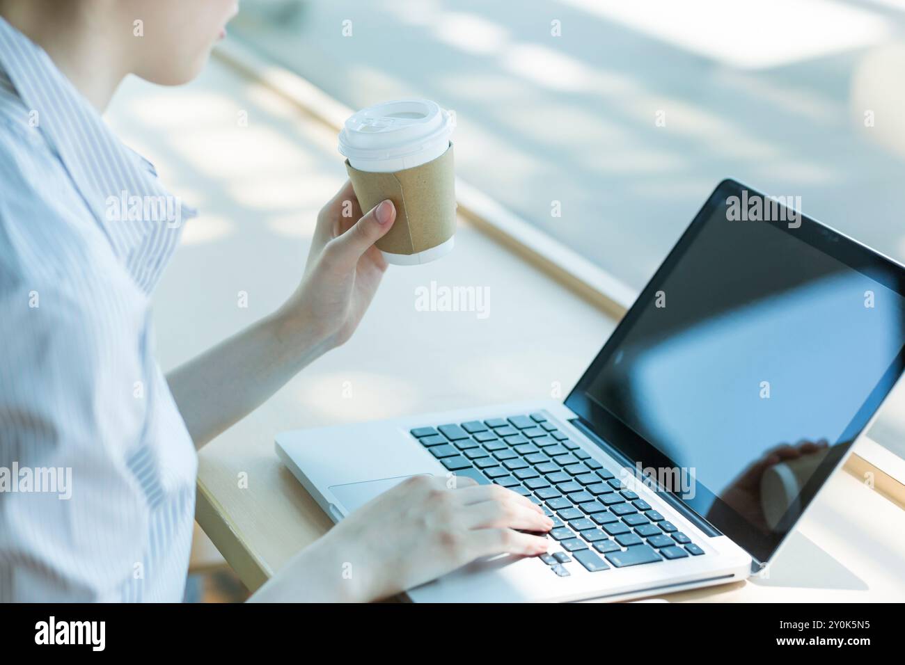 Person hands laptop cup hi-res stock photography and images - Alamy