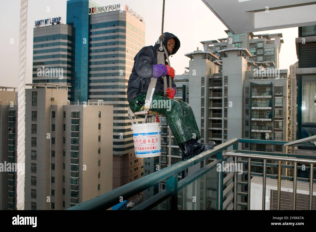 Rope access window cleaning hi-res stock photography and images - Alamy