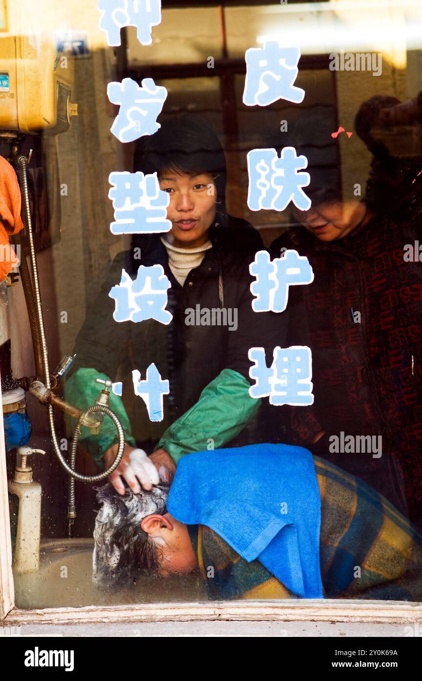 A peek into a Chinese barber shop in Nanjing, China Stock Photo - Alamy