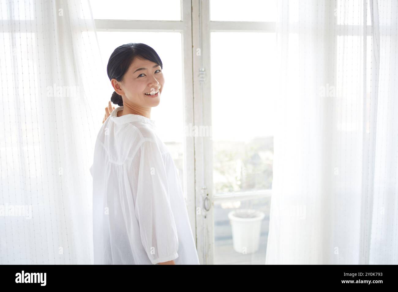 Looking back woman Stock Photo - Alamy