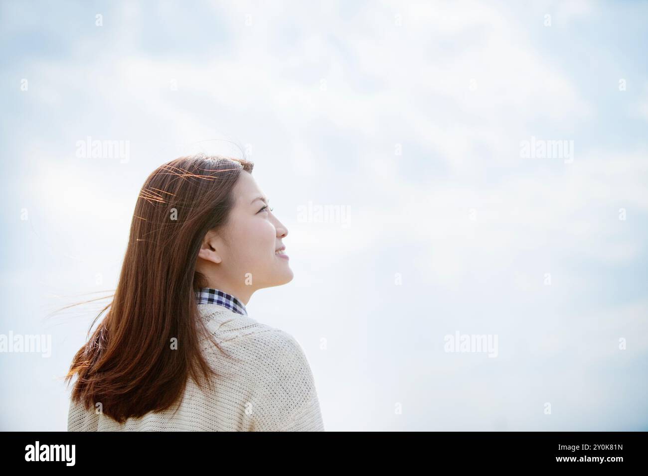 Looking back people hi-res stock photography and images - Alamy