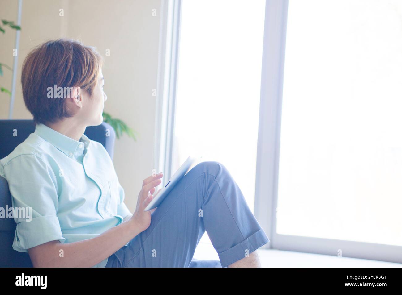 Man gazing outside the window hi-res stock photography and images - Alamy