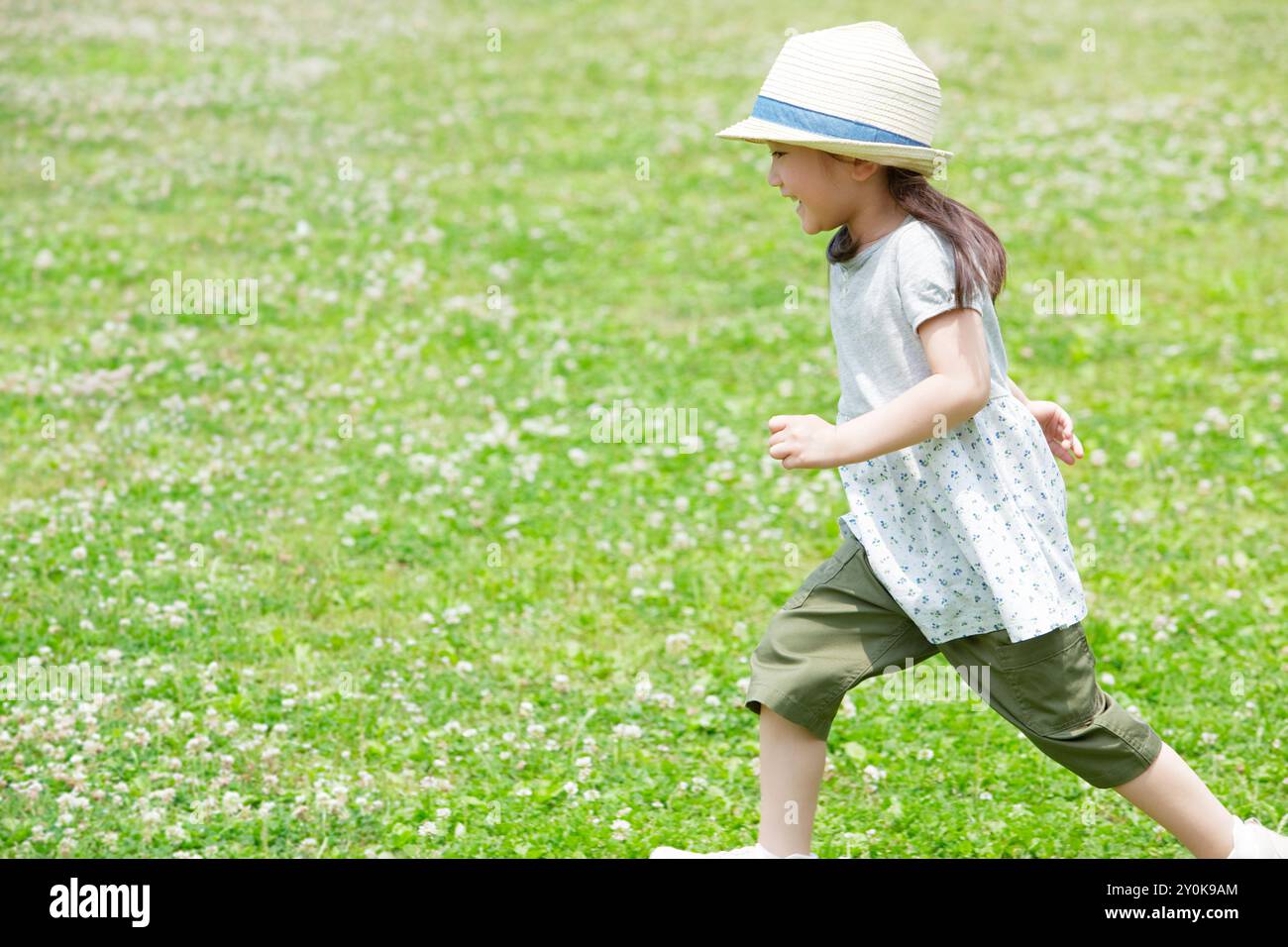 Side profile girl running in hi-res stock photography and images - Alamy