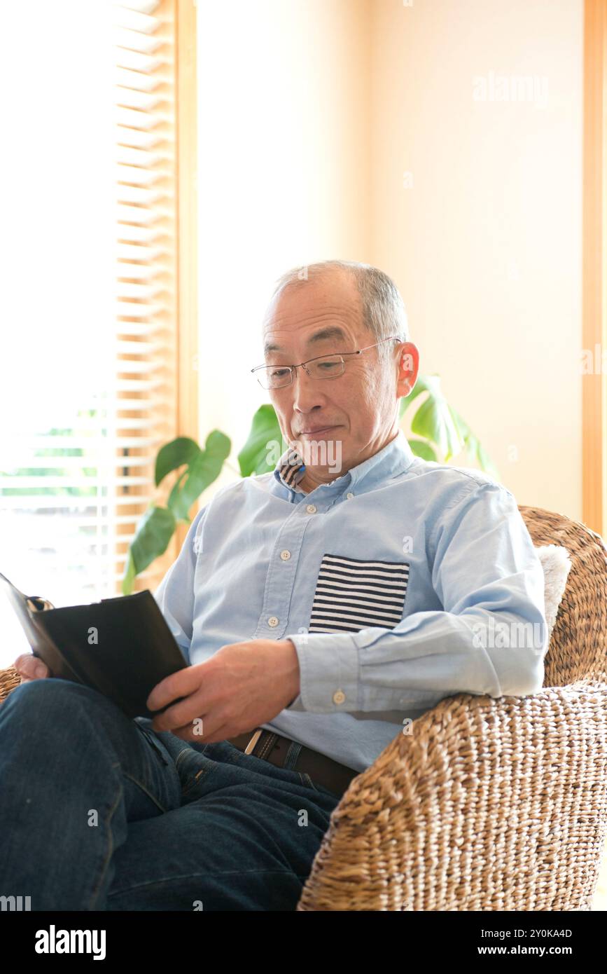 Senior men reading Stock Photo - Alamy