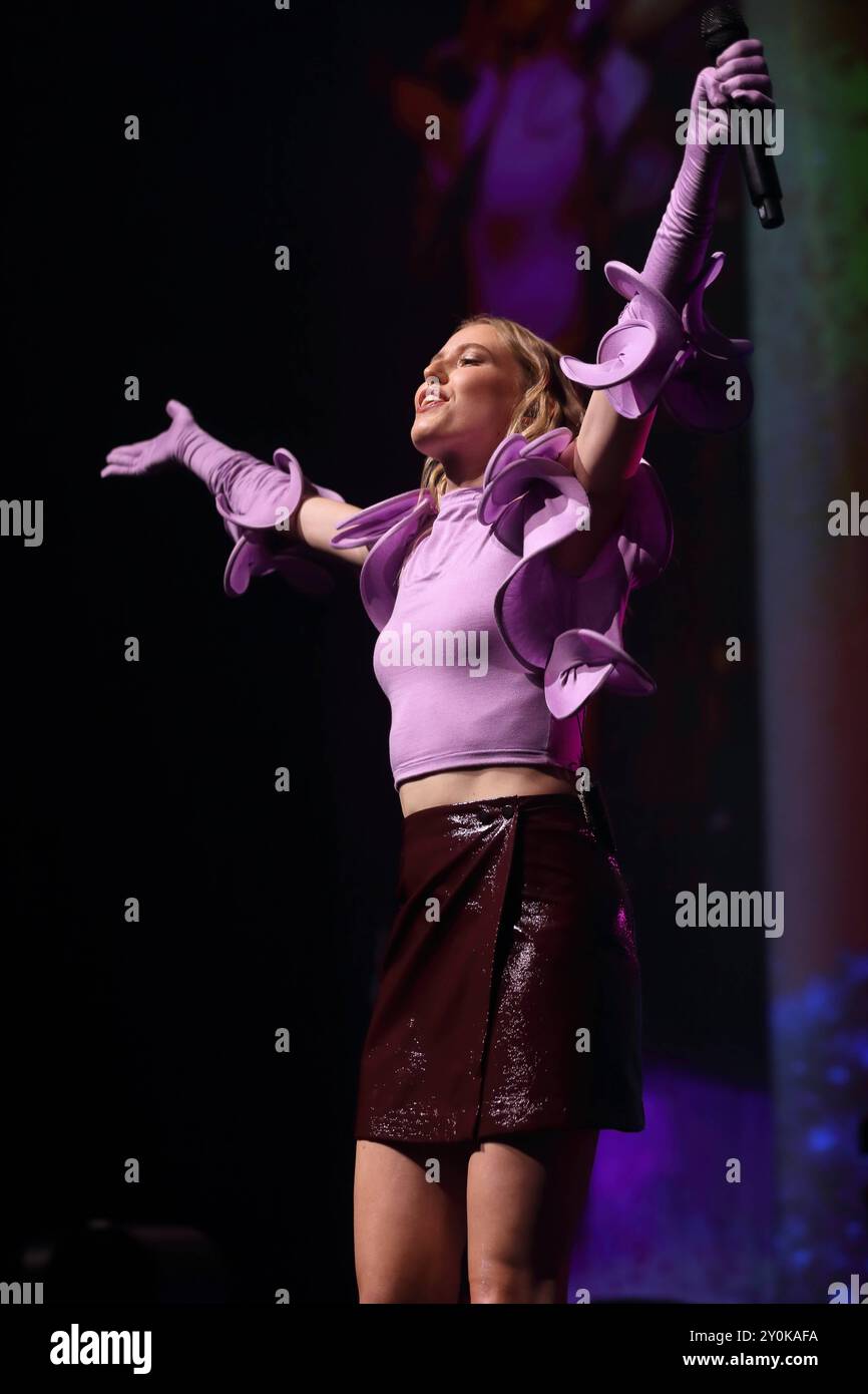 Lea-Marie Becker alias Lea bei einem Konzert in der Max-Schmeling-Halle ...